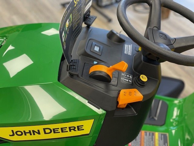 John Deere S140 Lawn Tractor