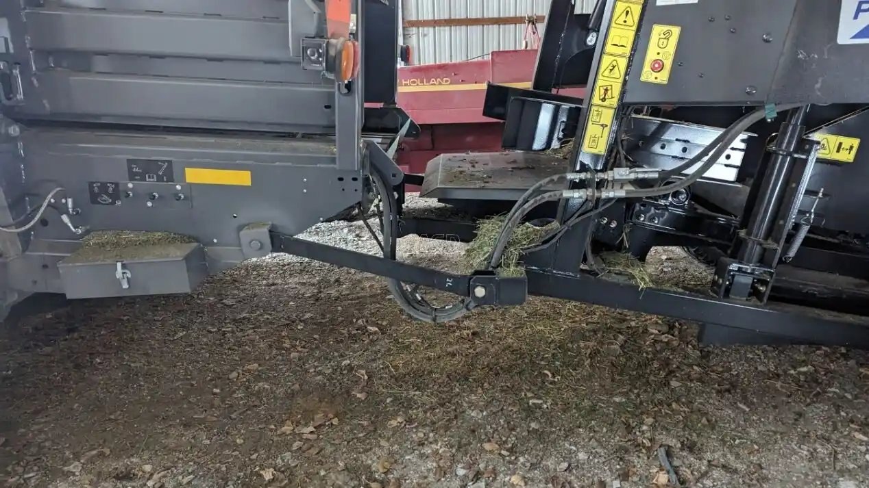 Used Farm equipment in Notre Dame de Loures, Manitoba