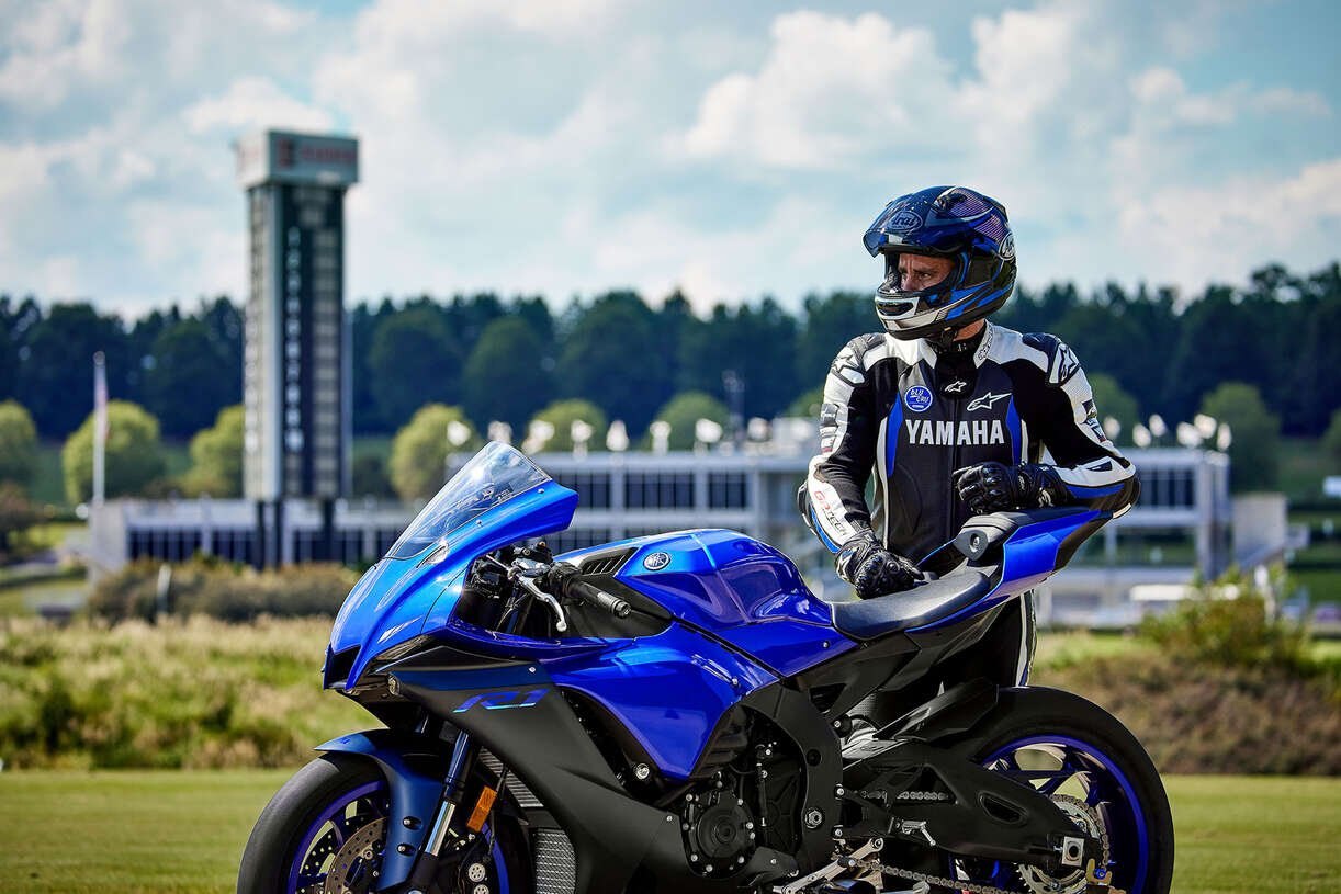 Yamaha R1 Black
