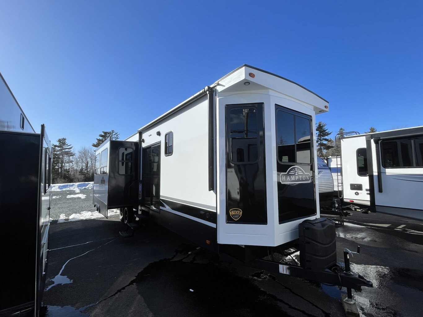 Hampton | Young's RV | Making your RV lifestyle more affordable | 355 ...